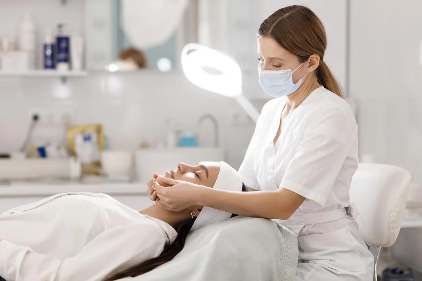 Medical Skin Care: Application and Sessions - Elos Clinic